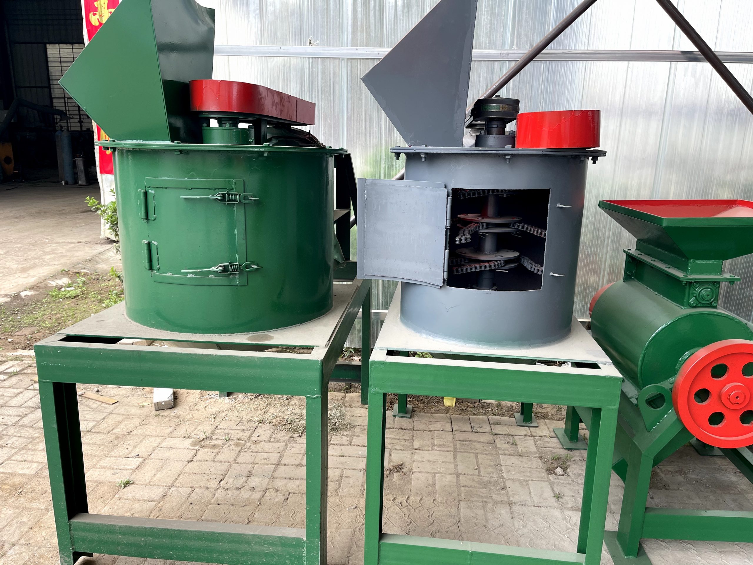 Simple and Efficient Vertical Shaft Crusher- Organic Fertilizer Machine ...